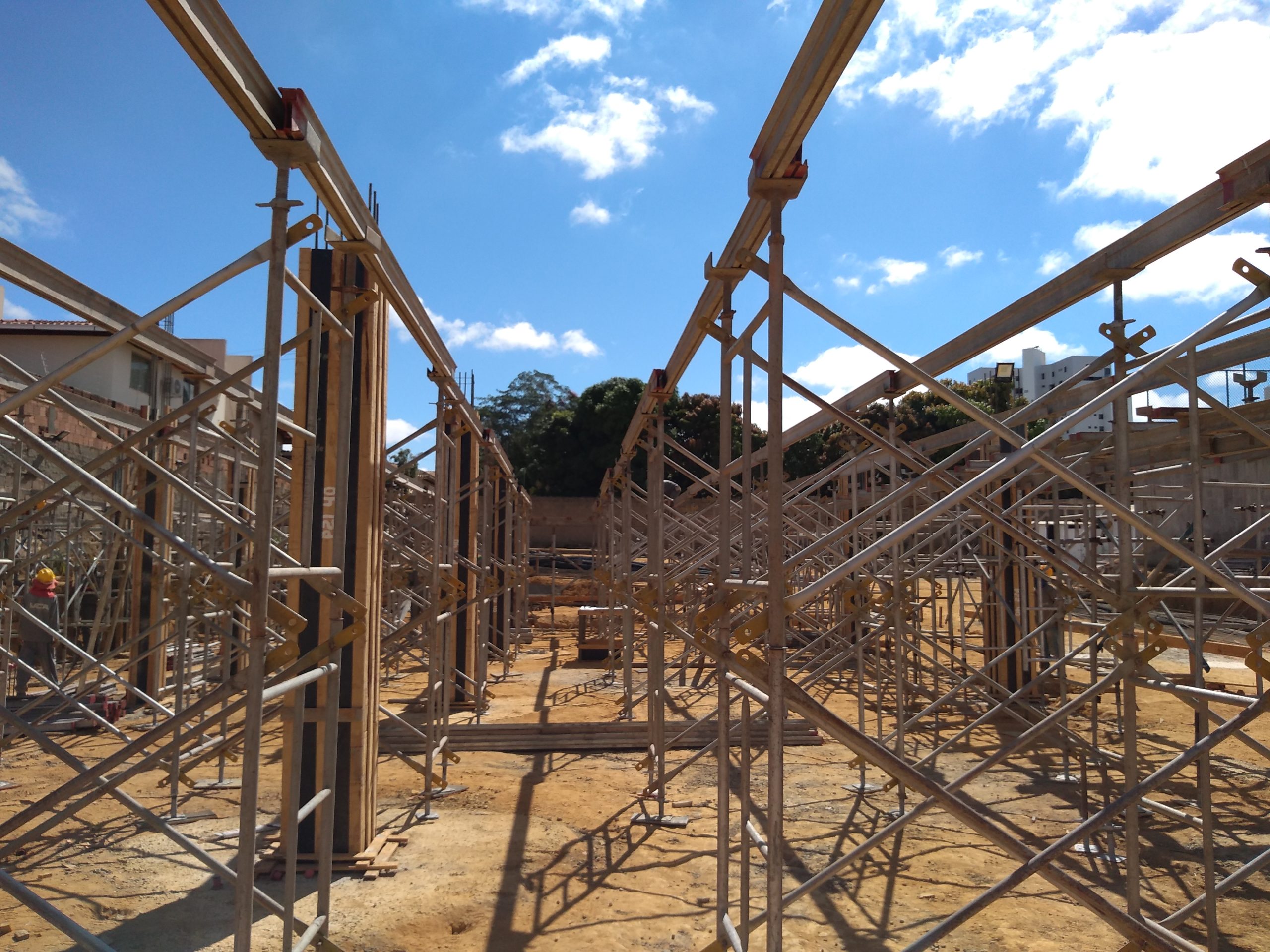 Escoras e Formas de Escoramento na Construção Civil - SH Locação e ...